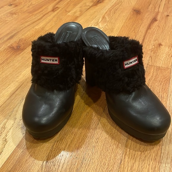 Hunter | Shoes | Hunter Cozy Black Sheepskin Lined Leather Mules Clogs ...